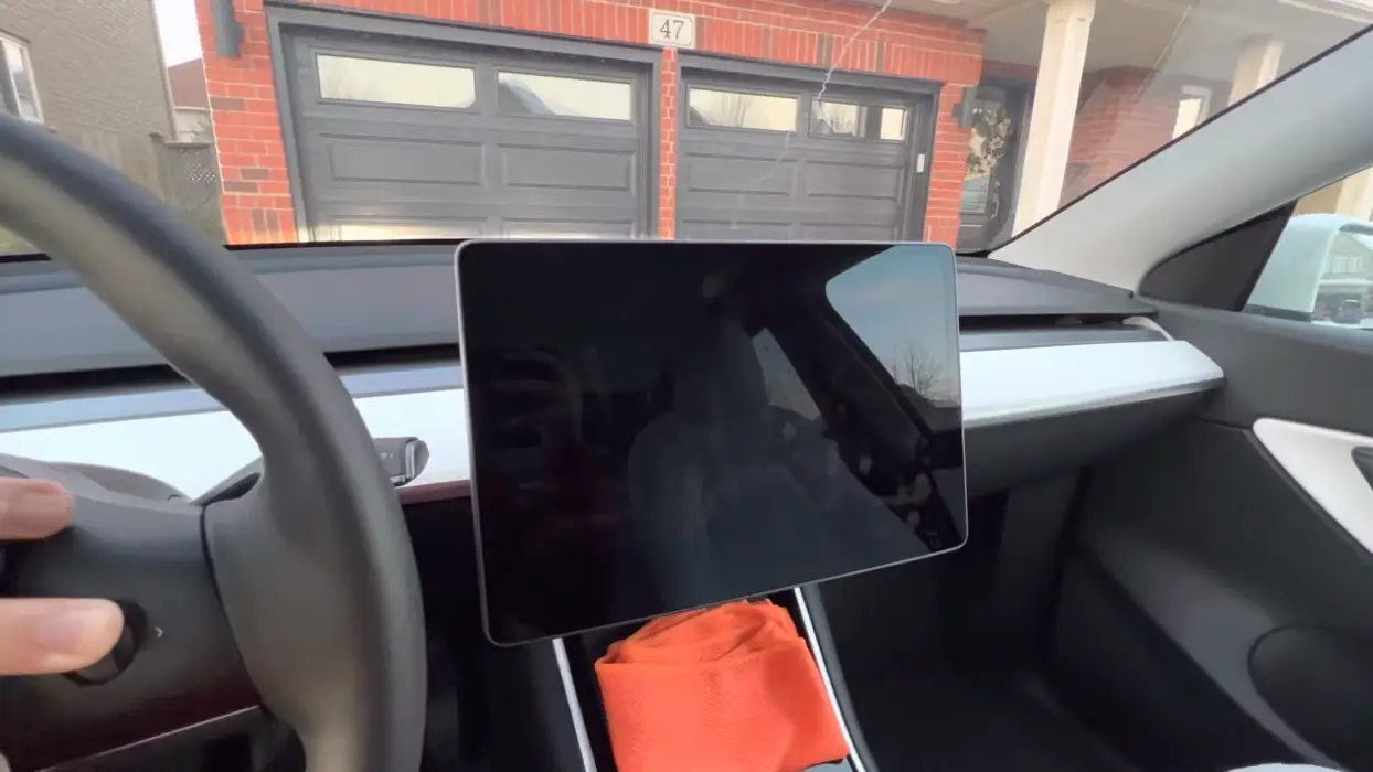 Tesla Screen Not Turning On: Why + Can You Fix That? - Ev Seekers